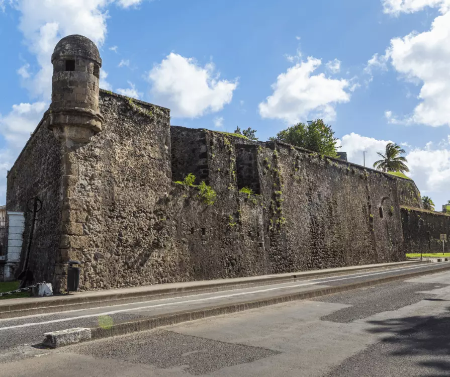 Le Fort Saint-Louis : Le fort militaire de Fort de France - Tourcrib